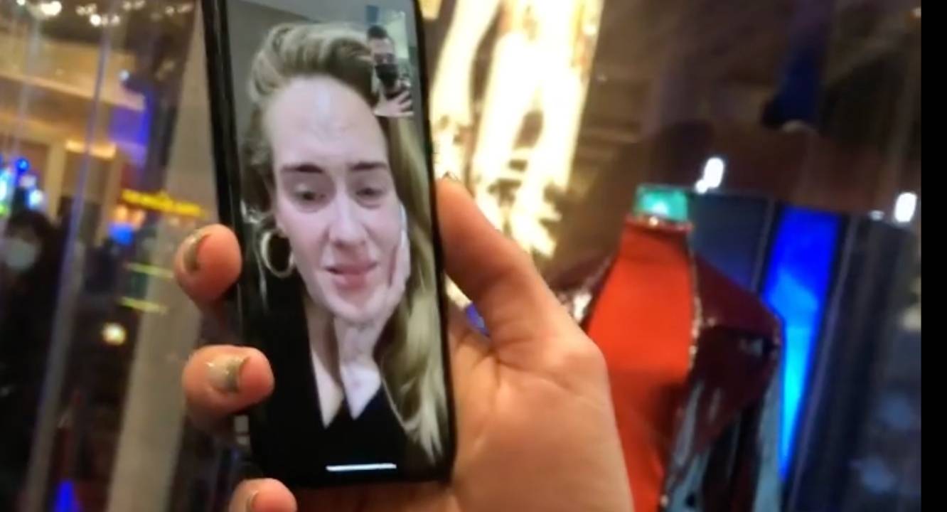 Control de daños: Adele videollama a varios fans para disculparse por ...